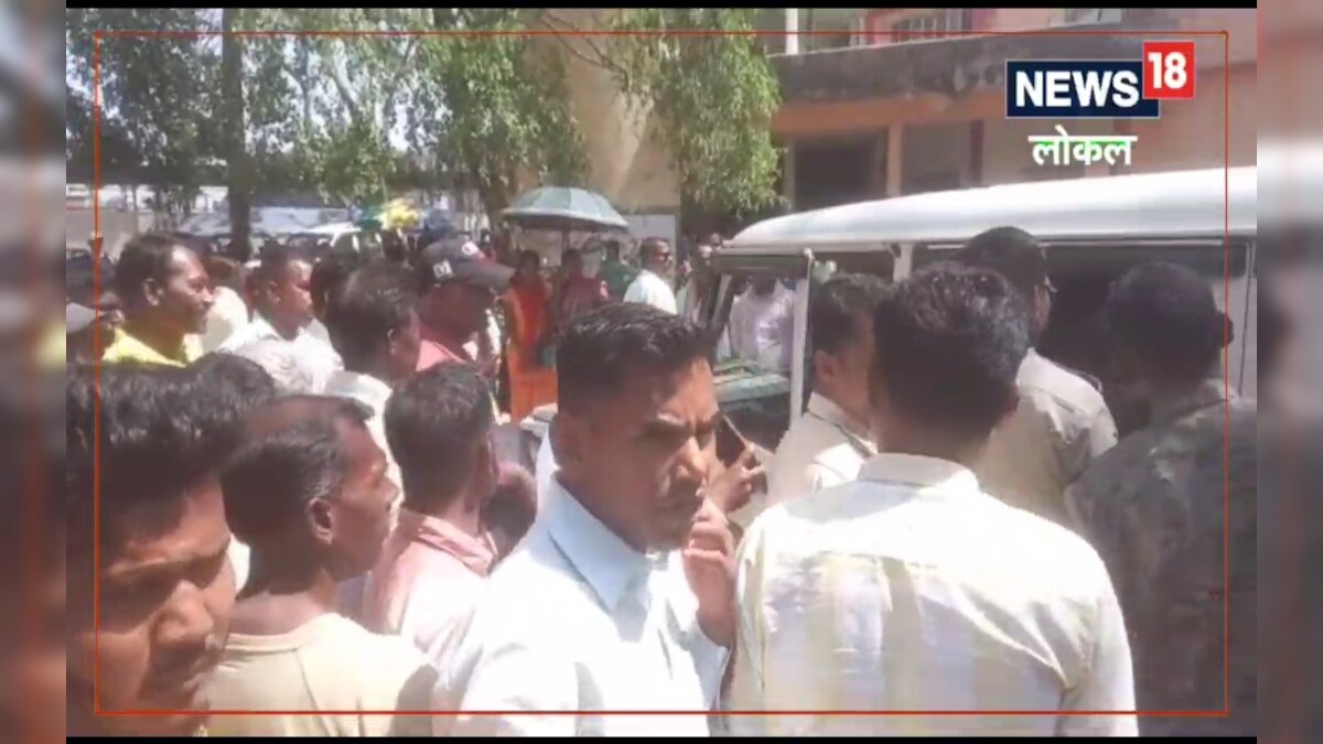 गुमला कोर्ट परिसर में स्कूटी की डिग्गी से पैसे निकालते हुए चोर गिरफ्तार ...