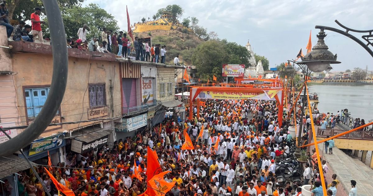 Ram Navami 2023: यहां निकली 4 KM लंबी शोभायात्रा, हेलीकॉप्टर से बरसाए 600 KG फूल, देखें Video ...