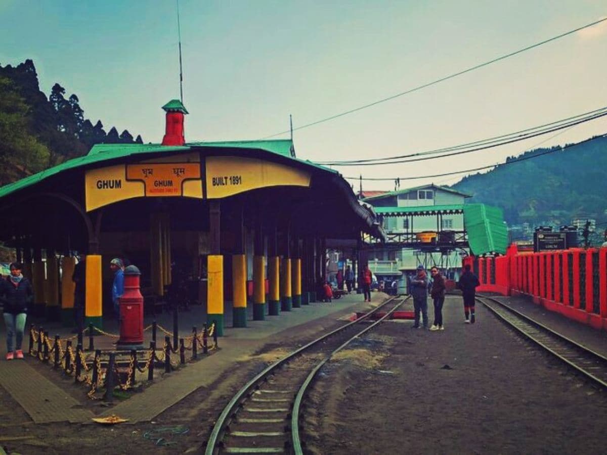 इस रेलवे स्‍टेशन के बेहद करीब हैं बादल, भारत के सबसे ऊंचे स्‍टेशन से ...