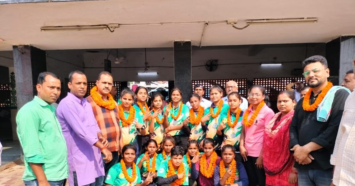 Saharsa News: राज्य स्तर पर सिल्वर मेडल जीतकर लौटीं बेटियां, स्टेशन पर ...