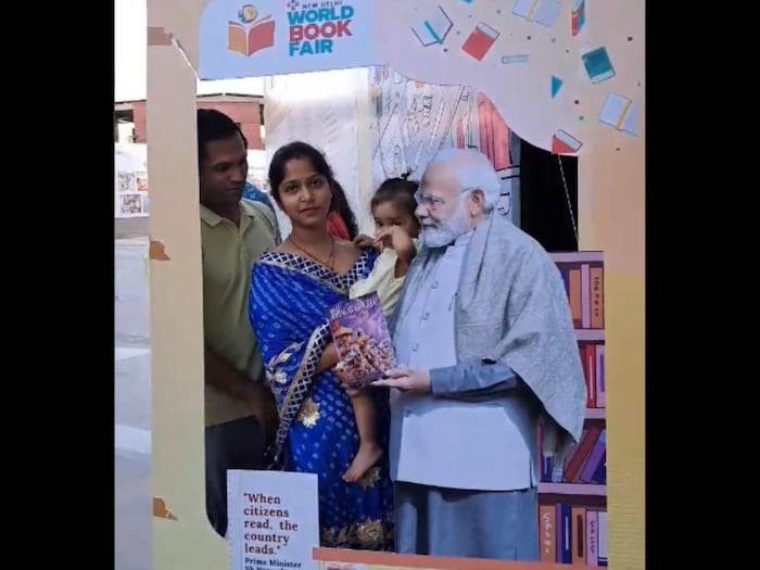 Vishwa Pustak Mela Selfie with PM Modi Vichitra Mani Singh Sayeed ...