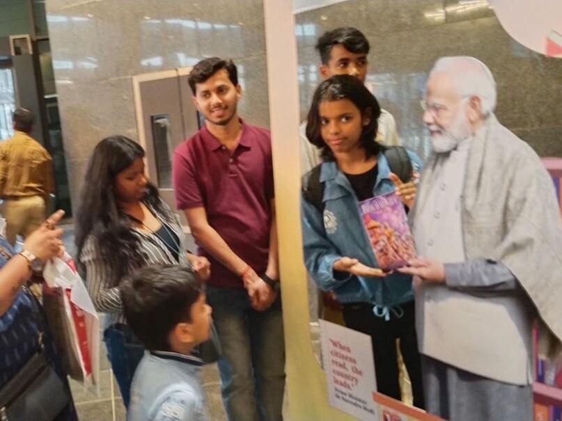 Vishwa Pustak Mela Selfie with PM Modi Vichitra Mani Singh Sayeed ...