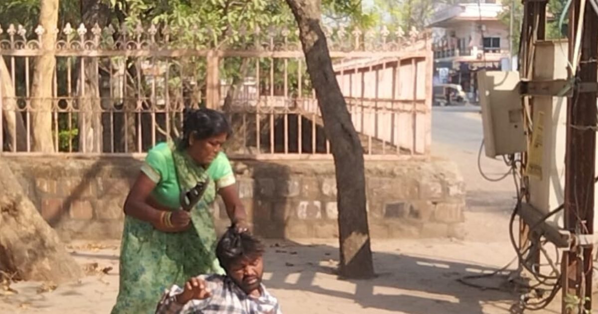 Viral Video: रामनवमी पर शराब पीकर आ गया बेटा, मां ने चप्पल से कर दी ...