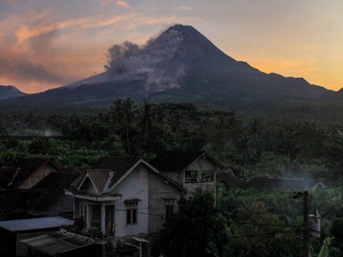 Mount merapi volcano erupts in indonesia hot clouds lava eruption ...
