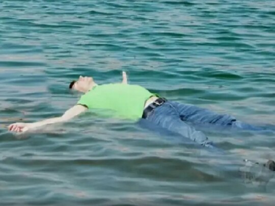 मुर्दा पानी पर क्यों तैरता रहता है जबकि जीवित मनुष्य डूब जाता है, क्यों ...