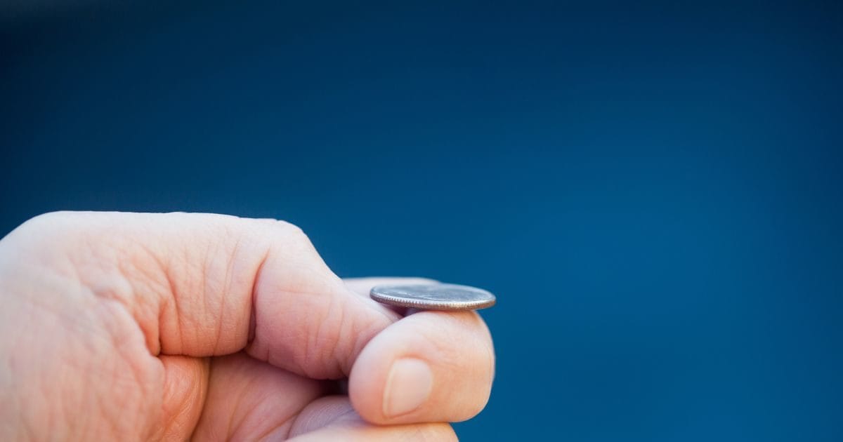 नदी में सिक्के क्यों डालते हैं लोग? नहीं है सिर्फ अंधविश्वास! जानें ...