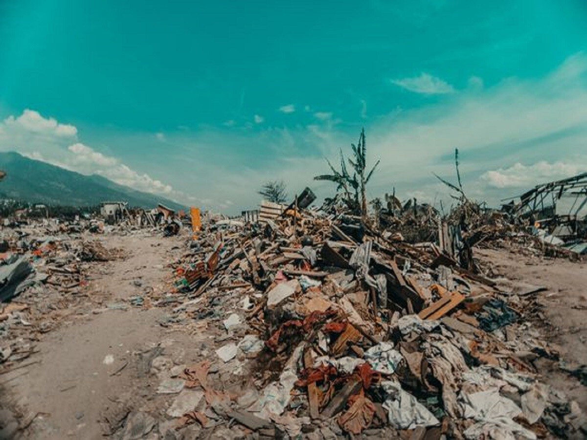 उल्कापिंड टकराने से नहीं, इस तरह होगा दुनिया का अंत! भविष्य से लौटे ...