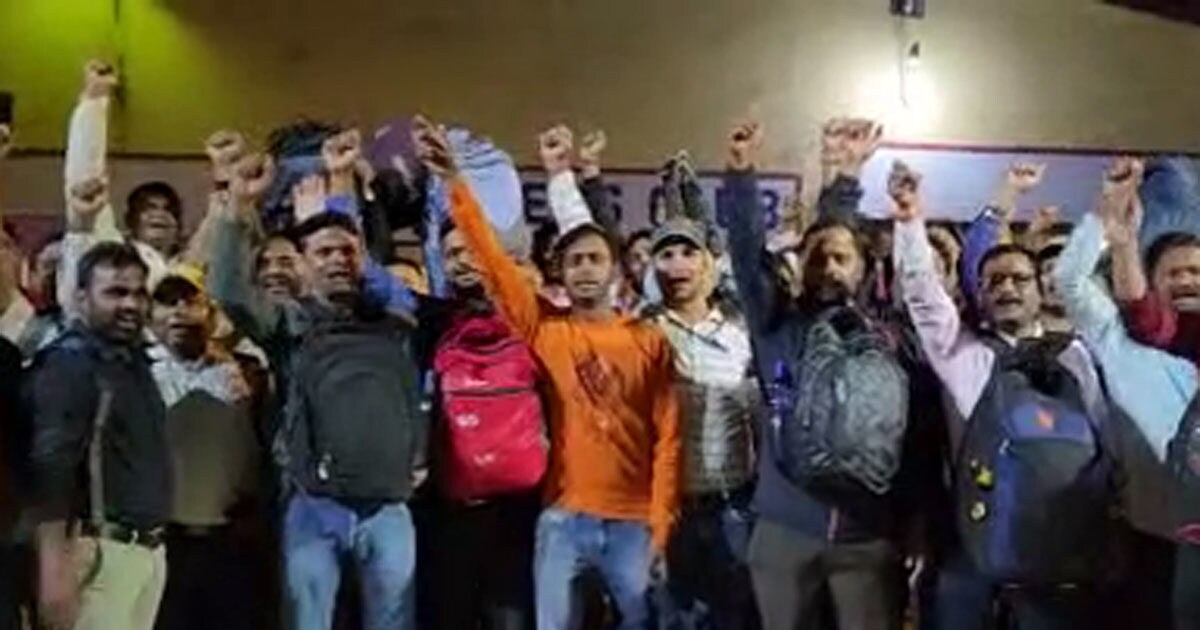 UP Bijli Hadtal LIVE: कई जिलों में बिजली गुल, अंधेरे से जूझ रहे लोग ...