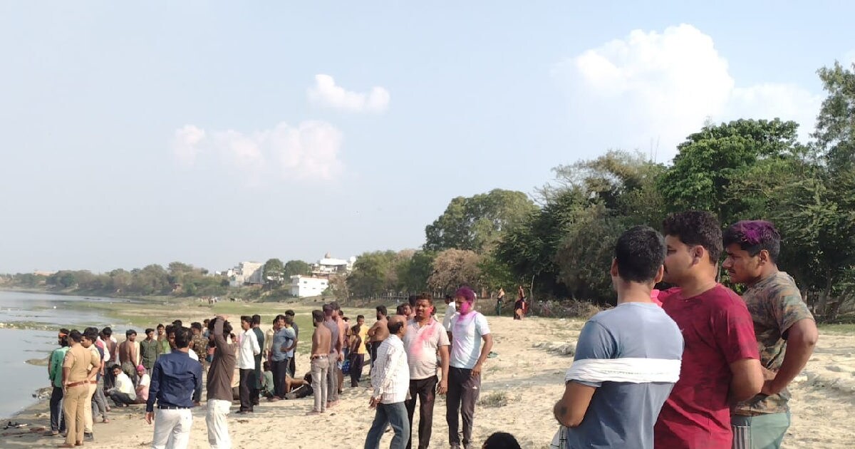 After holi in sultanpur went to seetakund ghat to bath four friends ...