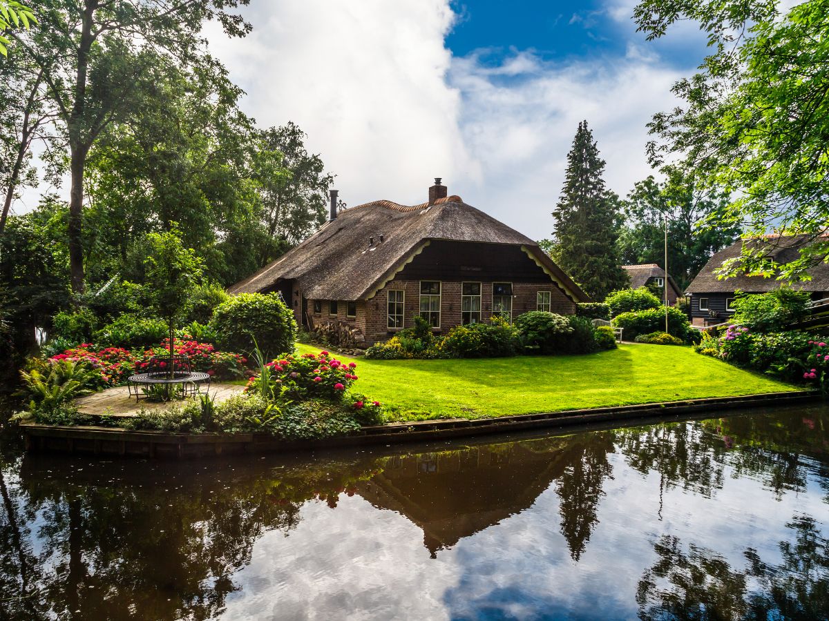 दुनिया का अनोखा गांव जहां नहीं हैं सड़कें! कार-बाइक नहीं, नाव से आवागमन ...