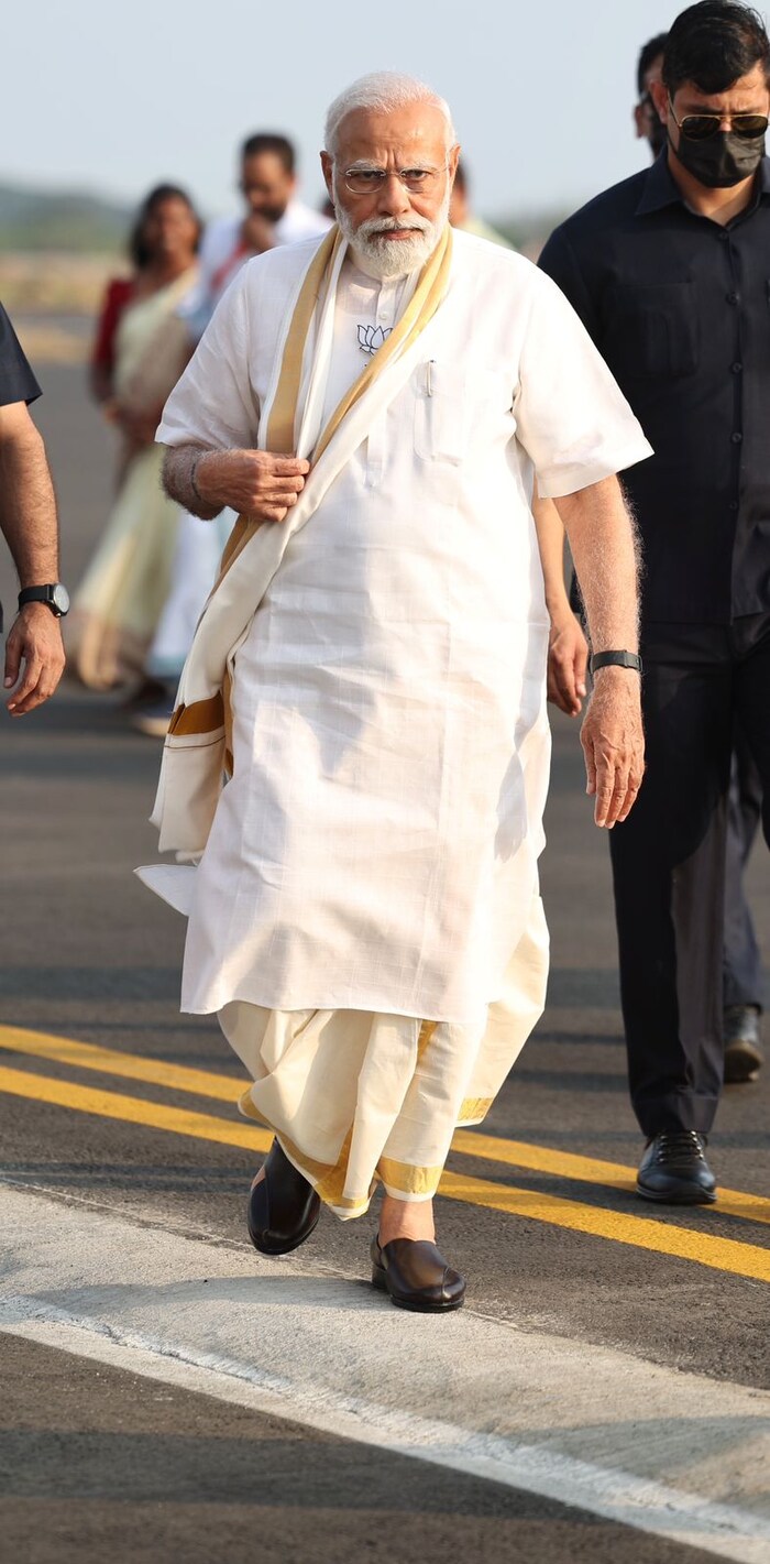 कसावु मुंडु पोशाक में दिखे PM नरेंद्र मोदी, कोच्चि में हजारों लोगों ने ...