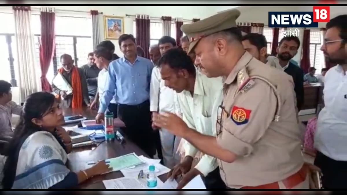 Jhansi News: जिंदा बेटे के साथ समाधान दिवस में पहुंचा पीड़ित पिता ...