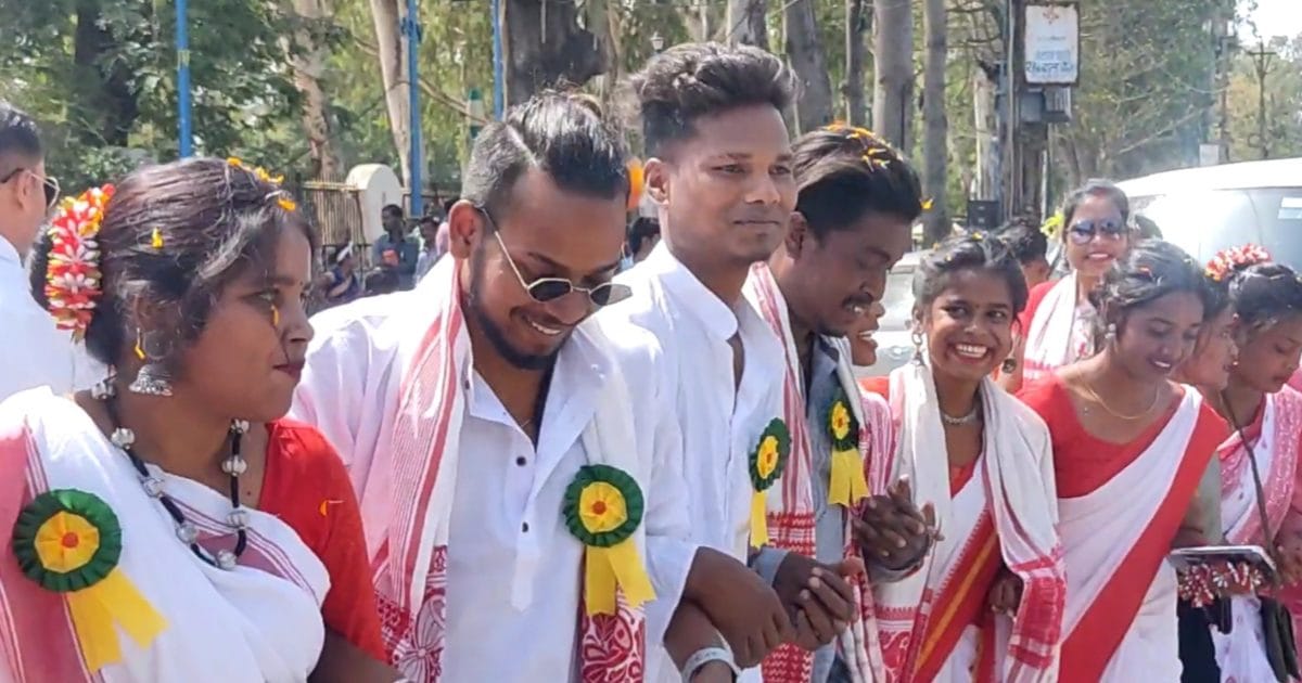 See Sarhul dance of Oraon youth, girls in Ambikapur, how Sarhul ...