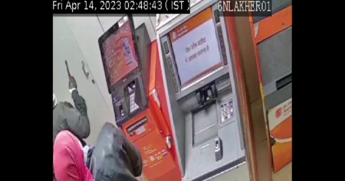 पैसे नहीं निकाल सके तो रुपयों से भरा ATM ही उखाड़ ले गए चोर, महज 3 मिनट में दिया घटना को अंजाम ...