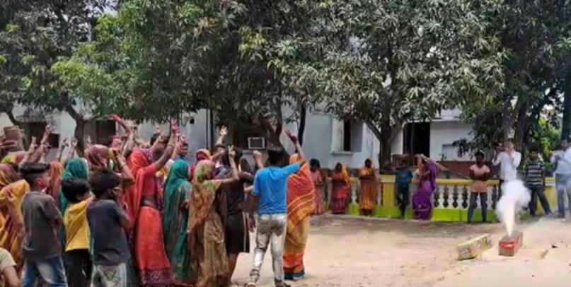 PHOTOS: आनंद मोहन की रिहाई पर जश्न में डूबे ग्रामीण, वैशाख में दिखा ...