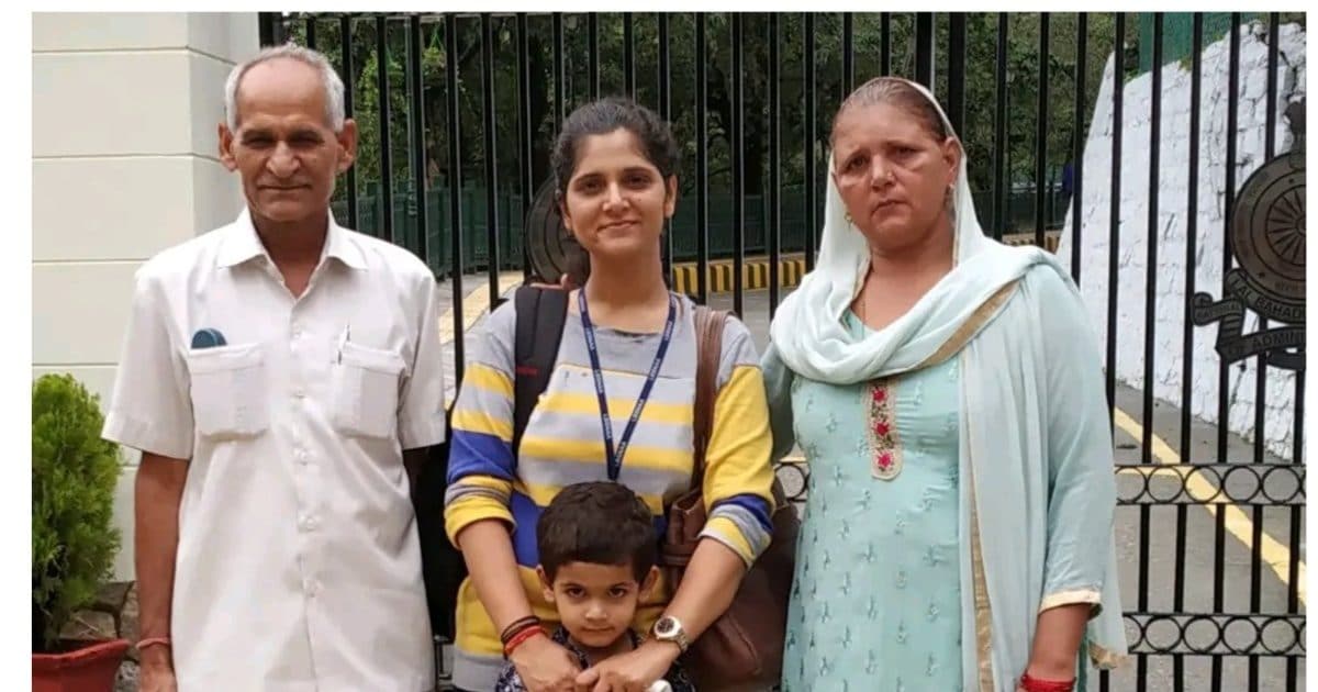 Viral Photo Ias बनने के लिए बच्चे से हुईं दूर फोटो शेयर कर याद किए