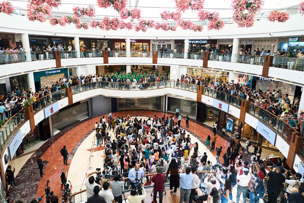 अपने आप में खास है दिल्ली में खुला नया ऐपल स्टोर, जिस भाषा में पूछेगा ... अपने आप में खास है दिल्ली में खुला नया ऐपल स्टोर, जिस भाषा में पूछेगा ...