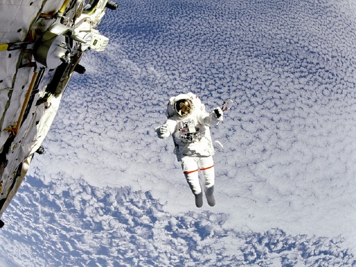 Explained know what will happen if you fall from space - अगर कोई स्पेस ...