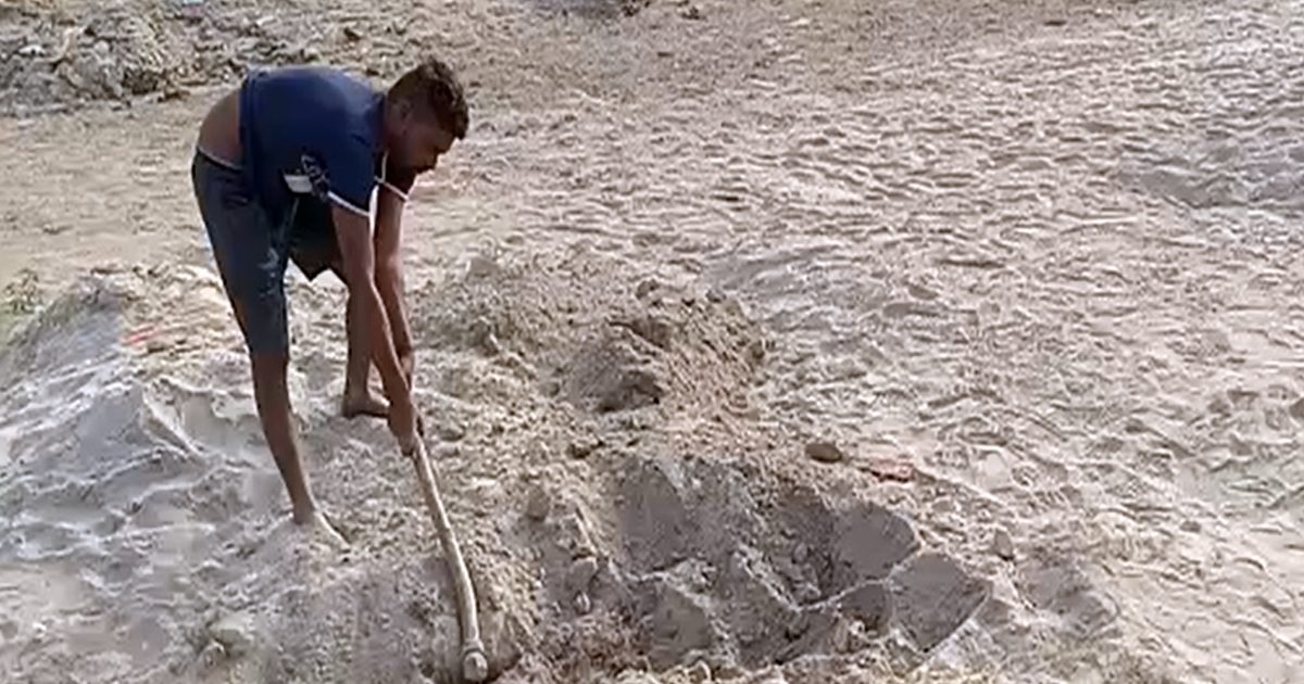 कब्र से निकाला किशोरी का शव, 11 दिन पहले खेत में मिली थी लाश, रेप के ...