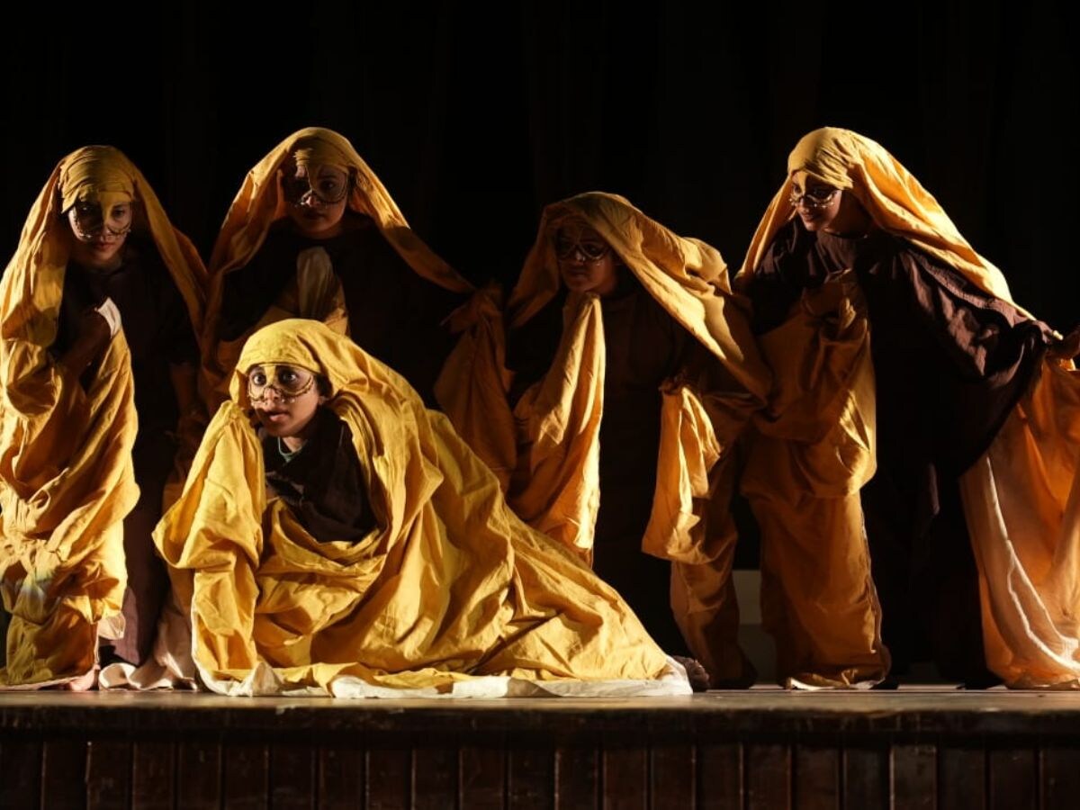 लैला मजनू नाटक: दर्शकों को खूब हँसाया-रुलाया एनएसडी कलाकारों ने ...