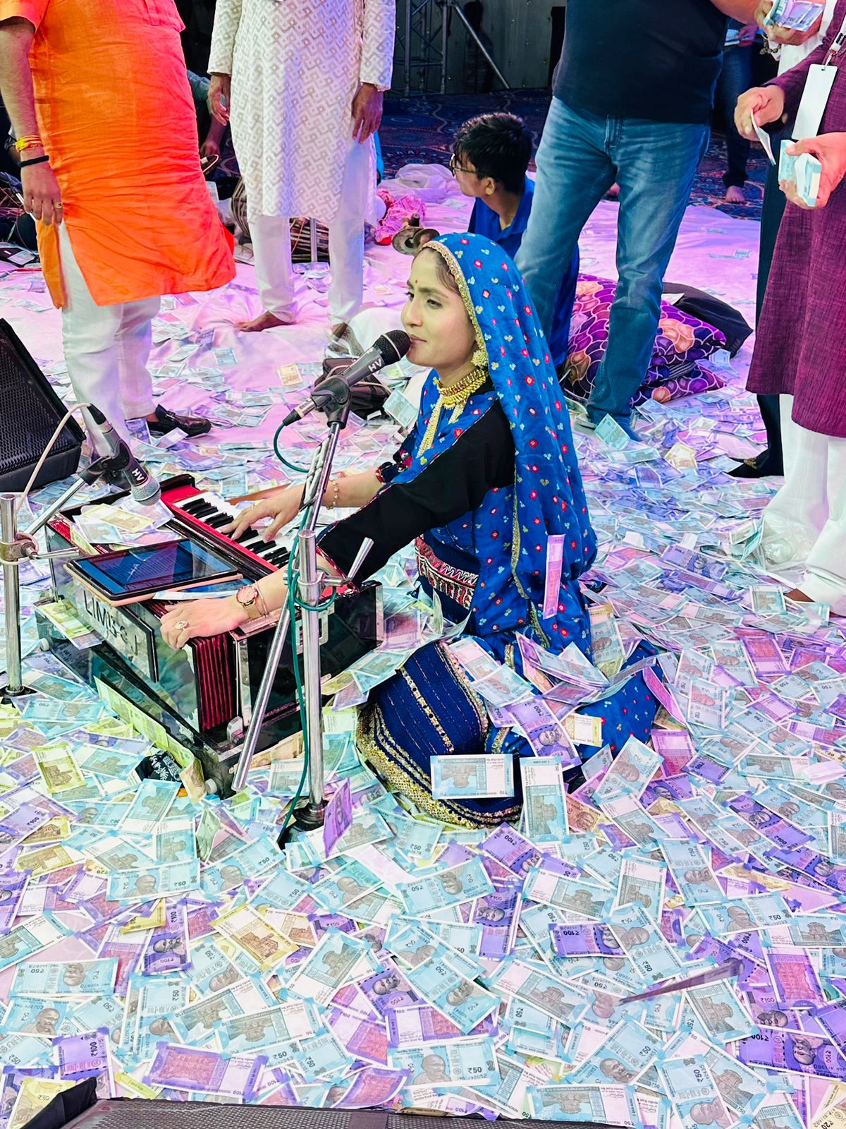 गुजरात में लोकल महिला सिंगर पर धनवर्षा, पूरे स्टेज पर नोट ही नोट ...