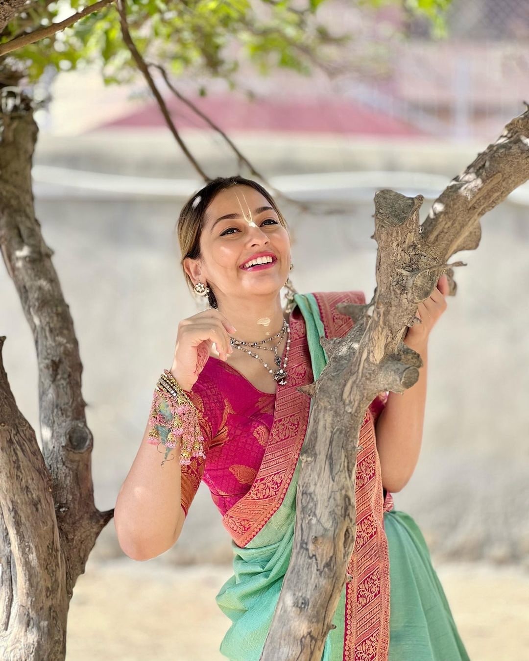 'अनुपमा' की अनघा भोसले कृष्ण भक्ति में हुईं लीन, छोड़ दी मोह माया बन ...