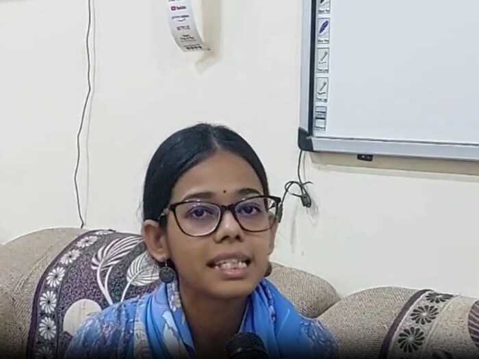 PHOTOS: 'मेरा बालम थानेदार चलावे जिप्सी' पर खूब थिरकी इंग्लिश की ...