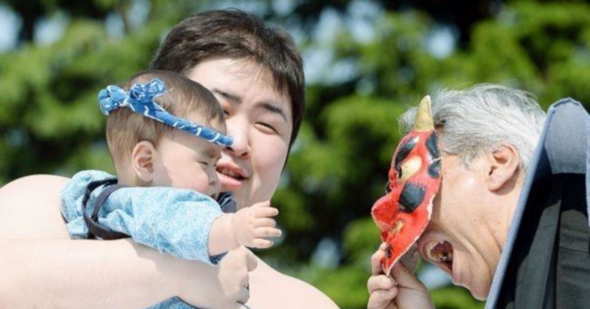 PHOTOS: पहलवानों की गोद मे रोते हैं बच्चे, जापान का नाकी सूमो बेबी ...