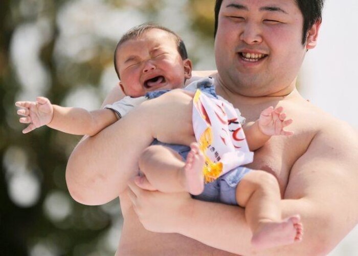 PHOTOS: पहलवानों की गोद मे रोते हैं बच्चे, जापान का नाकी सूमो बेबी ...