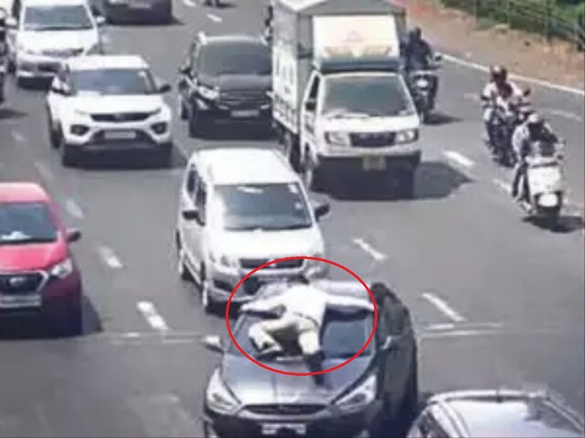 बोनट पर टंगा रहा ट्रैफिक पुलिस वाला, ड्राइवर ने 20KM तक दौड़ाई कार ...