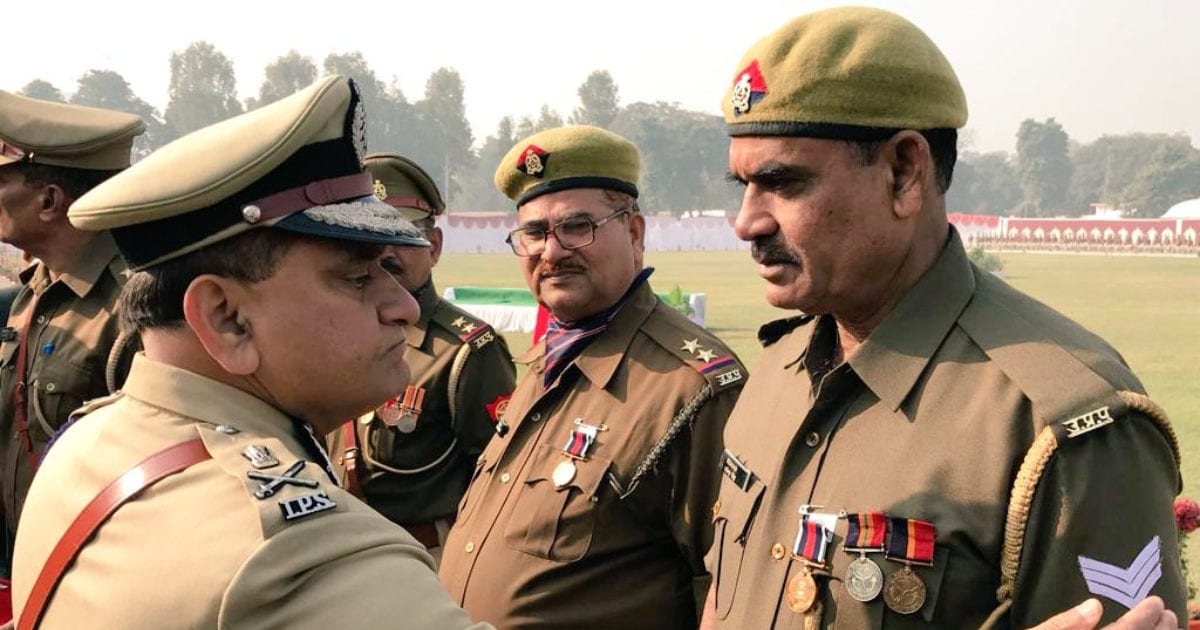 Police Uniform : पुलिस और सेना की वर्दी में क्यों लगी होती है रस्सी ...