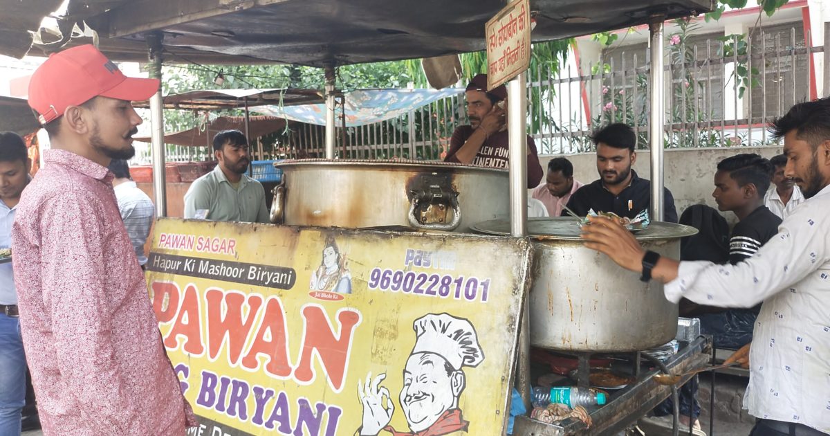 Hapur Veg Biryani: हापुड़ की इस दुकान पर 2 घंटे में बिक जाती है...90 ...