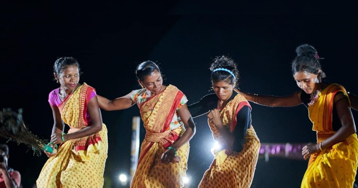 Adivasi Dance: आदिवासी लोग शादियों में करते हैं डोमकच डांस, जानें क्या ...