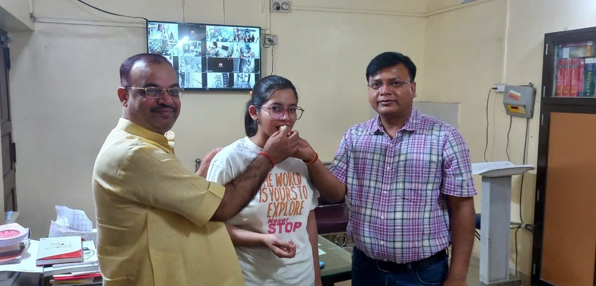 CBSE Result 2023 : सीवान की यह बेटी 10वीं में बनी जिला टॉपर, इतने घंटे ...