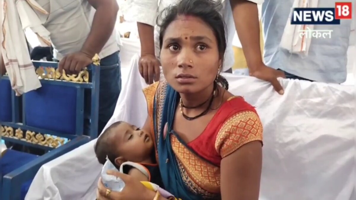 MP News: जब सीएम के मंच पर एक शख्स ने फेंका बच्चा, शिवराज रह गए हक्का-बक्का, देखिए Video - Mp ...