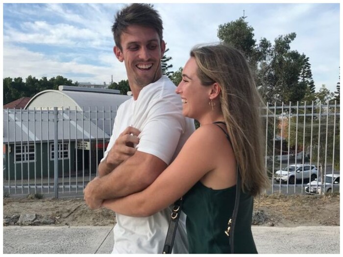 दिल्ली कैपिटल्स के ऑलराउंडर की पत्नी हैं बेहद खूबसूरत, आईपीएल छोड़ शादी ...