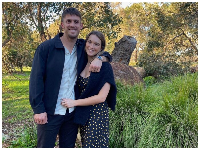 दिल्ली कैपिटल्स के ऑलराउंडर की पत्नी हैं बेहद खूबसूरत, आईपीएल छोड़ शादी ...