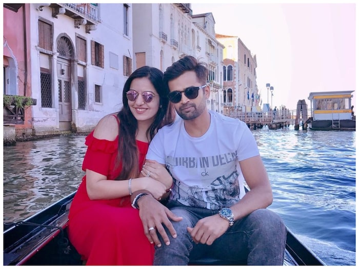 विनय कुमार की पत्नी ऋचा सिंह हैं बेहद हॉट एंड ग्लैमरस, खूबसूरती ऐसी की हर कोई दीवाना बन जाए ...