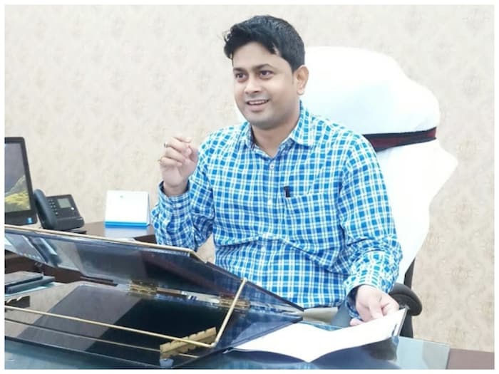 IAS Love Story: इस आईएएस को हुआ जूनियर अफसर से प्यार, कर ली दूसरी शादी ...