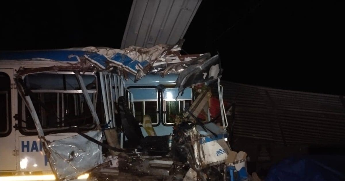 हिमाचल में रोडवेज की बस पेड़ से भिड़ी, फिर मकान में घुसी, कंडक्टर की ...