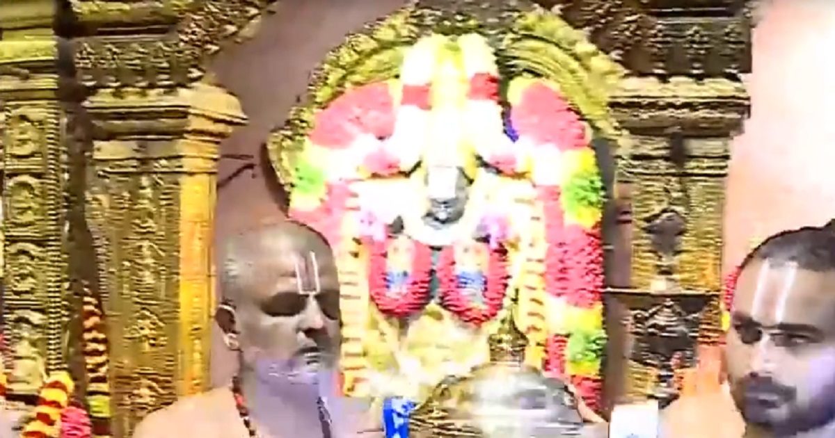 CSK in Tirupati Temple: भगवान की शरण में CSK, तिरुपति मंदिर में ट्रॉफी ...