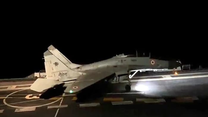 PHOTOS: दुश्मनों में भारतीय नौसेना ने मचाई खलबली, INS विक्रांत पर रात ...