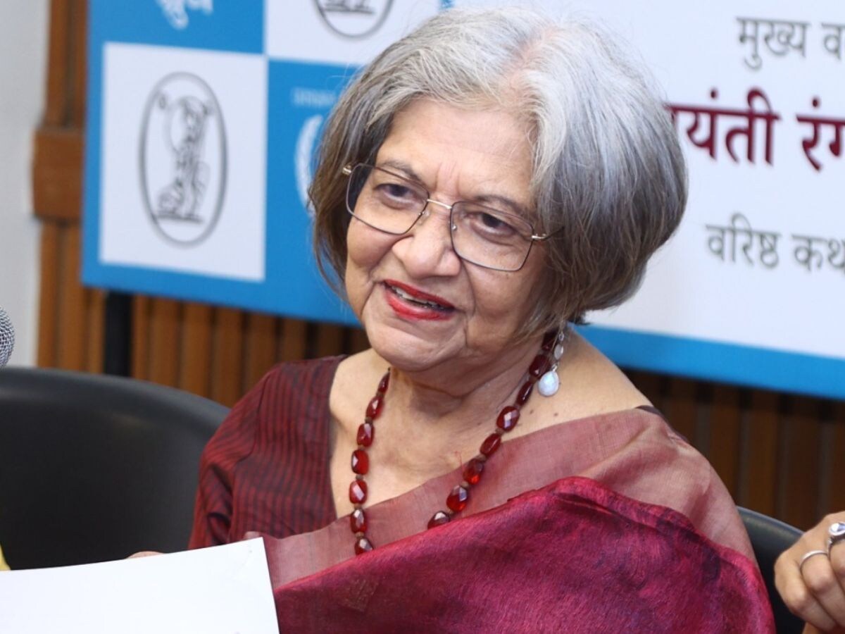 'वे नायाब औरतें' पुस्तक बेचैन करती है और समग्रता का बोध कराती है ...