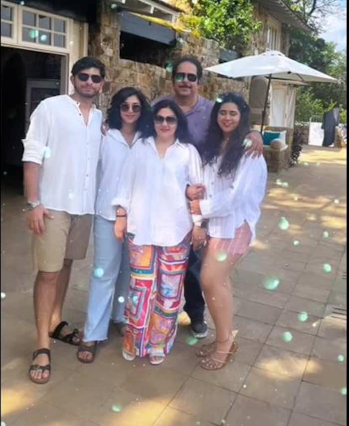 दीपिका चिखलिया की तरह खूबसूरत हैं उनकी दोनों बेटियां, स्टार किड्स से ...