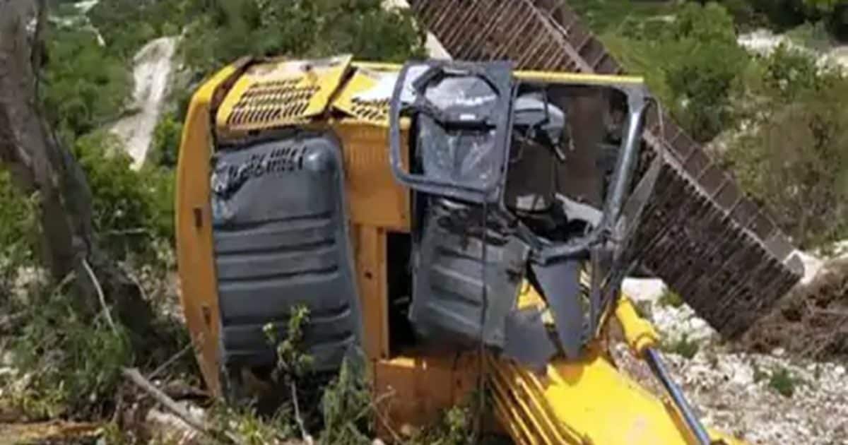 हिमाचल में हादसेः शिमला में JCB मशीन और कार खाई में गिरी, 5 लोगों की ...