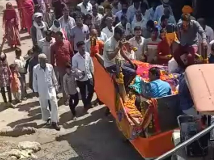 PHOTOS: अचानक हुई मीरा की मौत तो रो पड़े गांववाले, फिर धूमधाम से निकाली ...