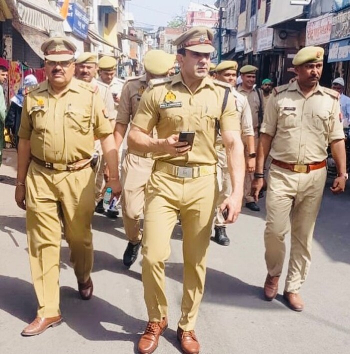 Azam Khan Dsp Anuj Chaudhary Up Police कौन हैं ये दबंग पुलिस अधिकारी जिनकी आजम खान से हुई