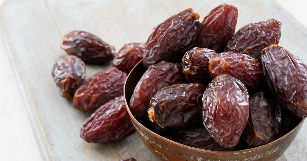 स्किन के लिए भी चमत्कारी है छुहारा, 2 तरह से करें इस्तेमाल, चेहरे पर ...