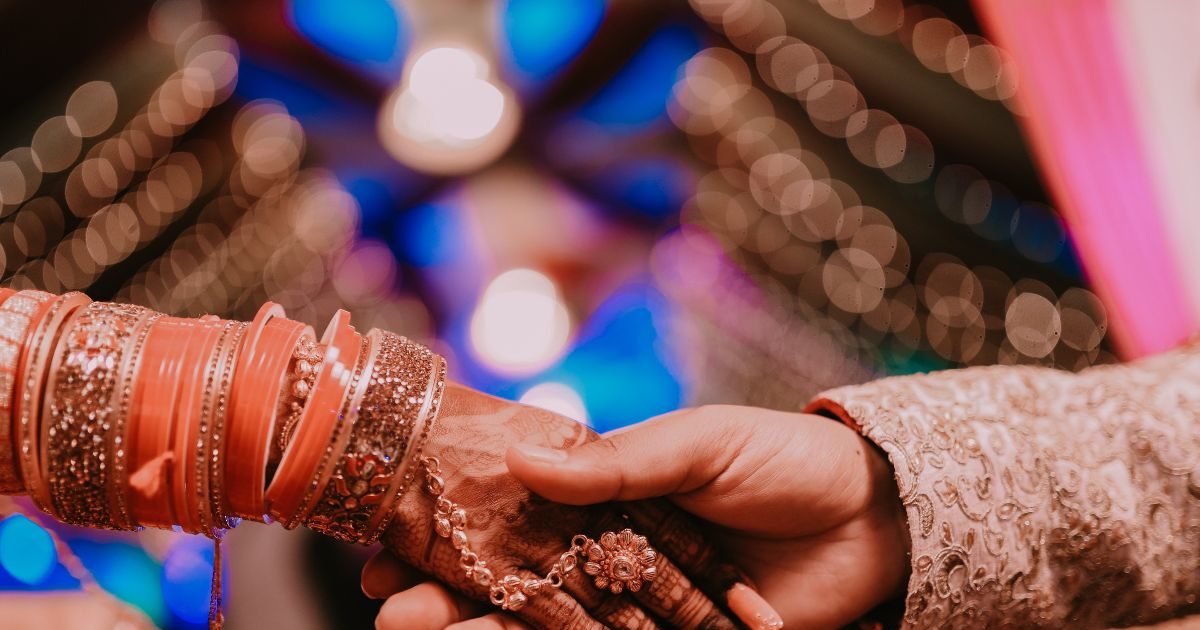 शादी में की बेहूदगी की हद पार! भड़कीले कपड़े पहनकर पहुंच गई महिला, सोशल ...