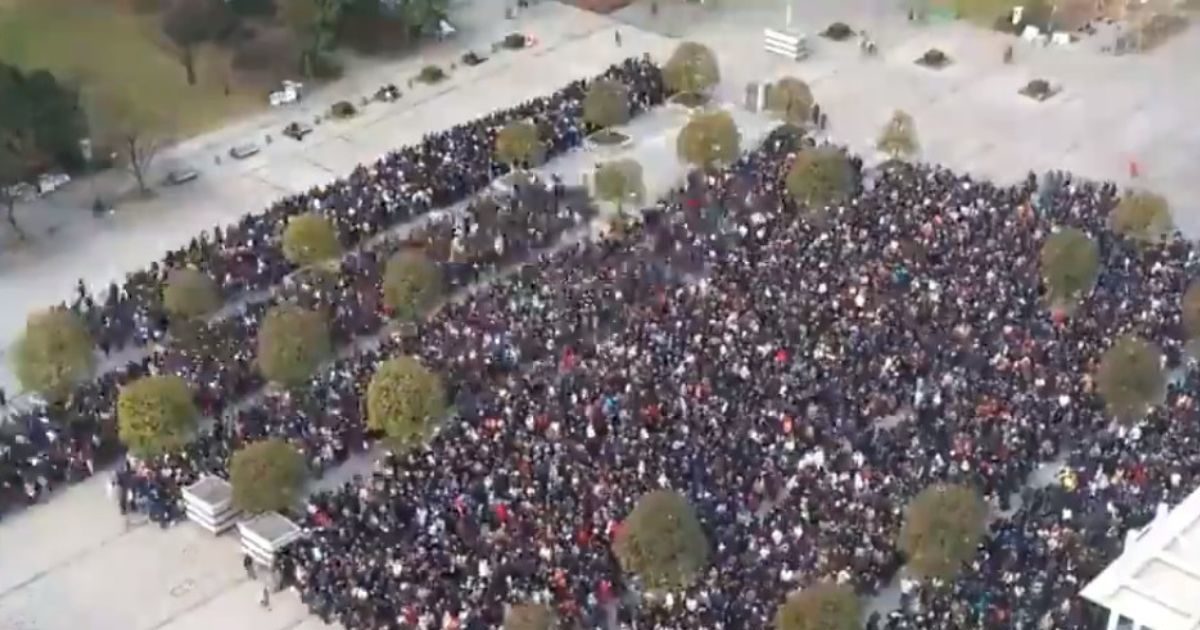 भीड़ को नियंत्रित करने का गजब तरीका, 'दुनिया के सबसे अनुशासित देश' में ...